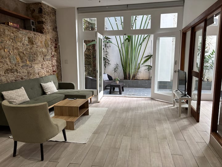 Apartamento En El Casco Viejo Con Patio - Panama City