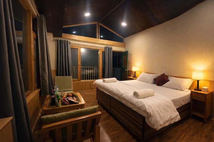 Premium Manali Stay With Balcony And Kitchen - Manali