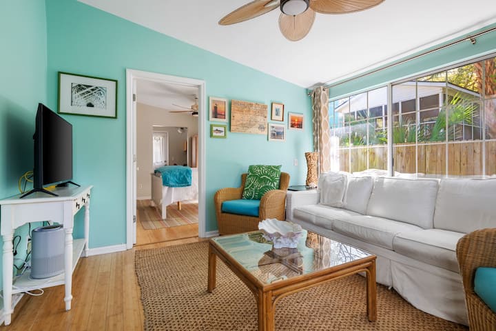 Barefoot Bungalow - Walk To Beach & Downtown Folly - Folly Beach, SC