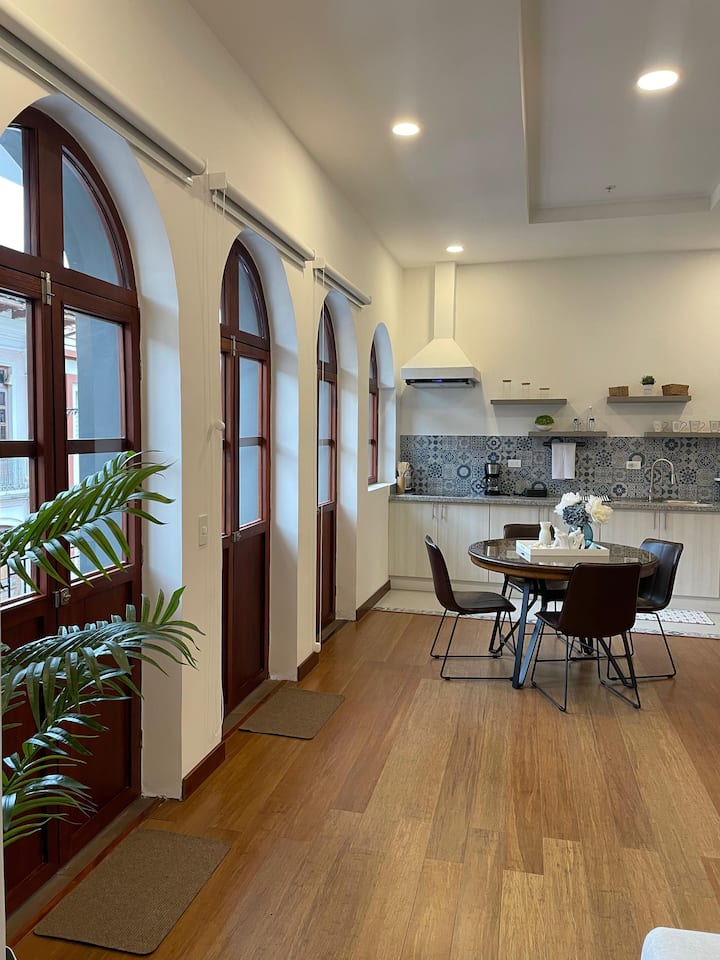 Suite Colonial Moderna Con Balcón - Ecuador