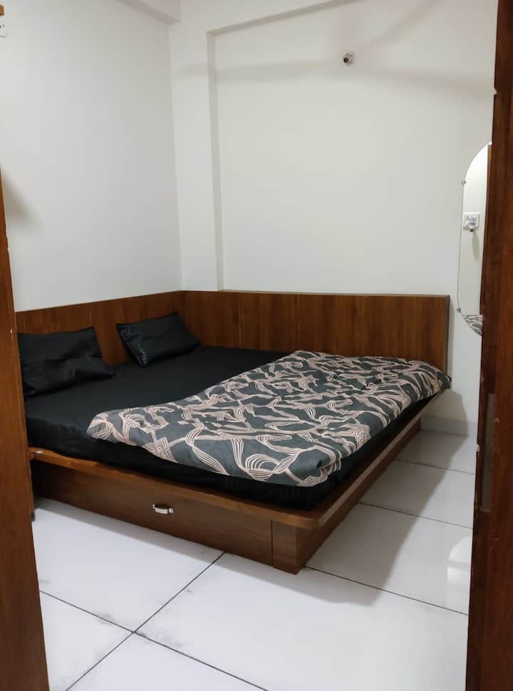 Corporate Stay | Couple-friendly | Prime Location - Indore