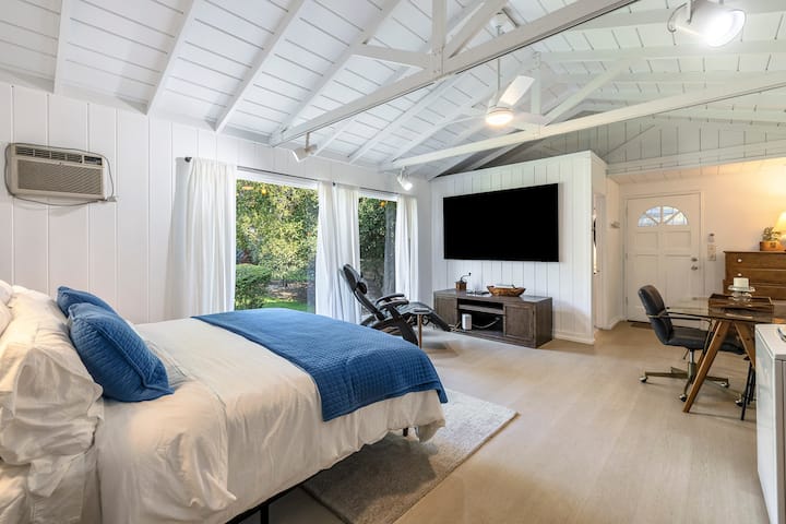 Iconic Old Fig Studio - Private And Well Appointed - Fresno, CA