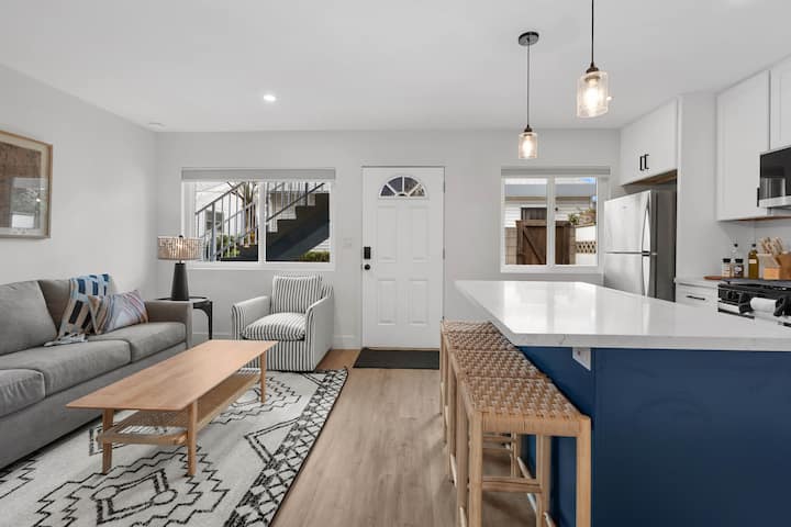 The Two Eleven Collection #A, Modern Oasis Suite - Oceanside, Californie