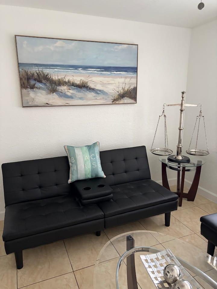 Cozy Dania Beach Apt - Dania Beach, FL