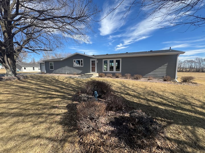 Affordable, Smalltown Home Capable Of Sleeping 14 - 네브래스카