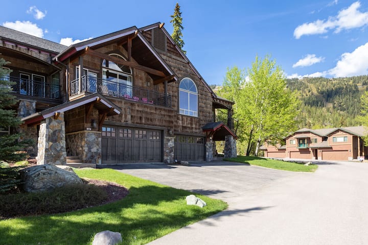 New! Whitefish Ski-in/ski-out Escape With Hot Tub! - Whitefish, MT