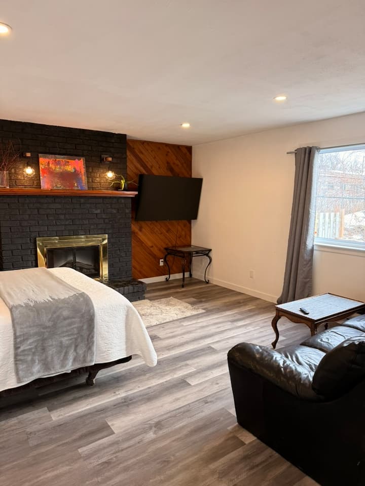 Bachelor Unit, Port Hope - Port Hope