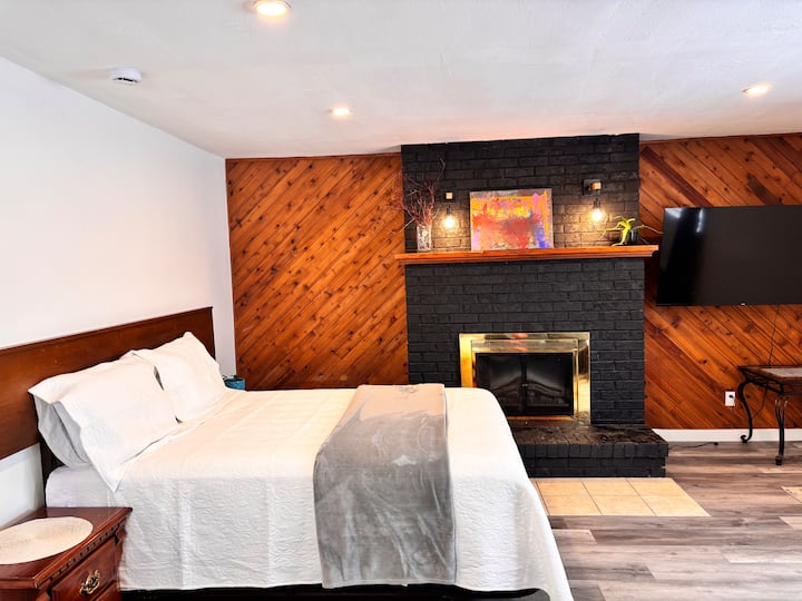 Bachelor Unit, Port Hope - Port Hope