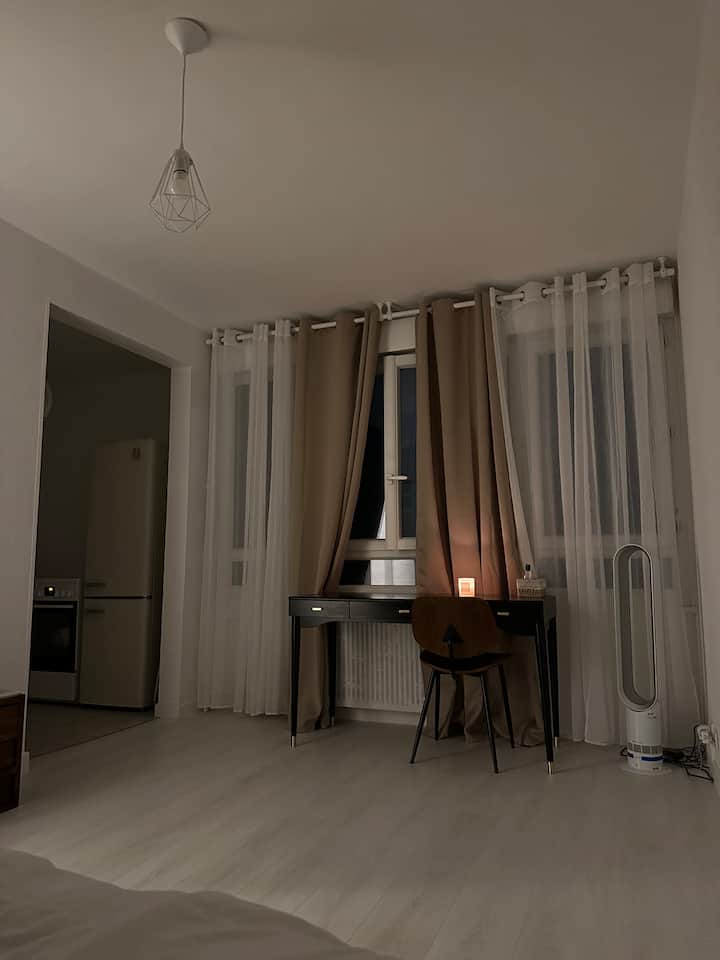 Bonjour,
Appartement 32m Une Pièce - Aubervilliers