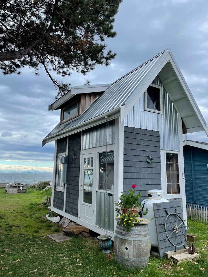 Oceanfront Tiny House. For One Or Two Persons. - Point Roberts, WA