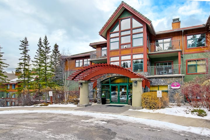Summit Penthouse - Sleep 6, Heated Pool & Hot Tub - Canmore