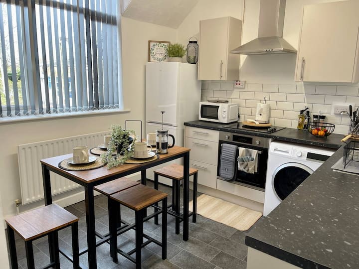 3 Bedroom Apartment / Sleeps 6 With Free Parking - Wolverhampton