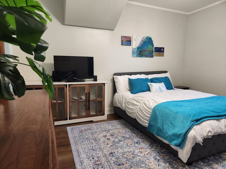Robyn's Nest - Master Bedroom - Saint Joseph, MO