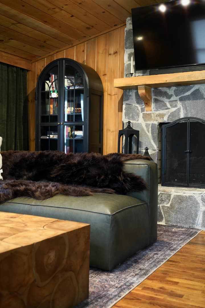 Emerald Wolf Lodge: The Enchanted Forest Cabin - Maggie Valley, NC