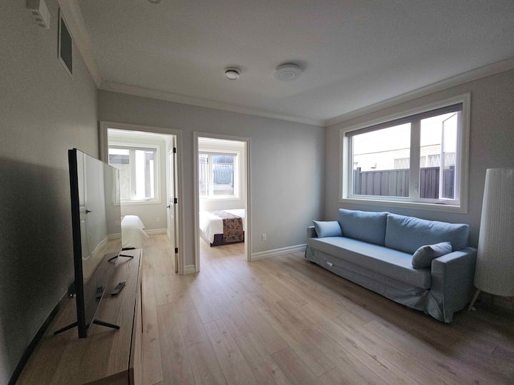 2 Br Suite - Central Location & Close To Skytrain - Burnaby
