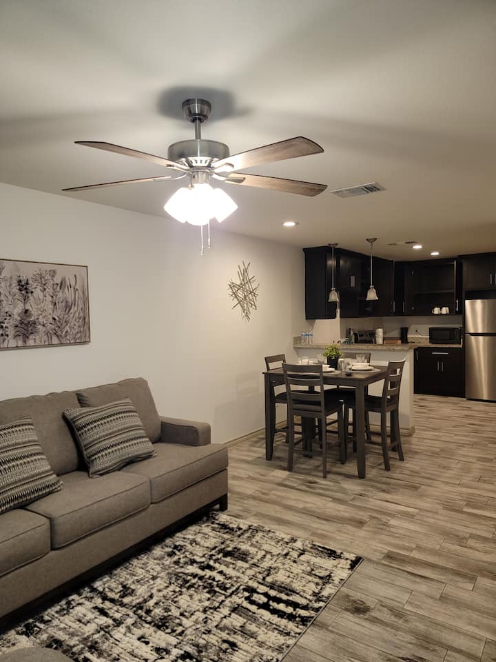 Charming 2br| Wi-fi, Parking, Great Location - Eagle Pass, TX