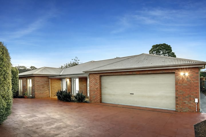 Boronia 4房3卫6床超大单层别墅｜双主卧 | Jacuzzi｜4车位｜近 Knox City - Bayswater