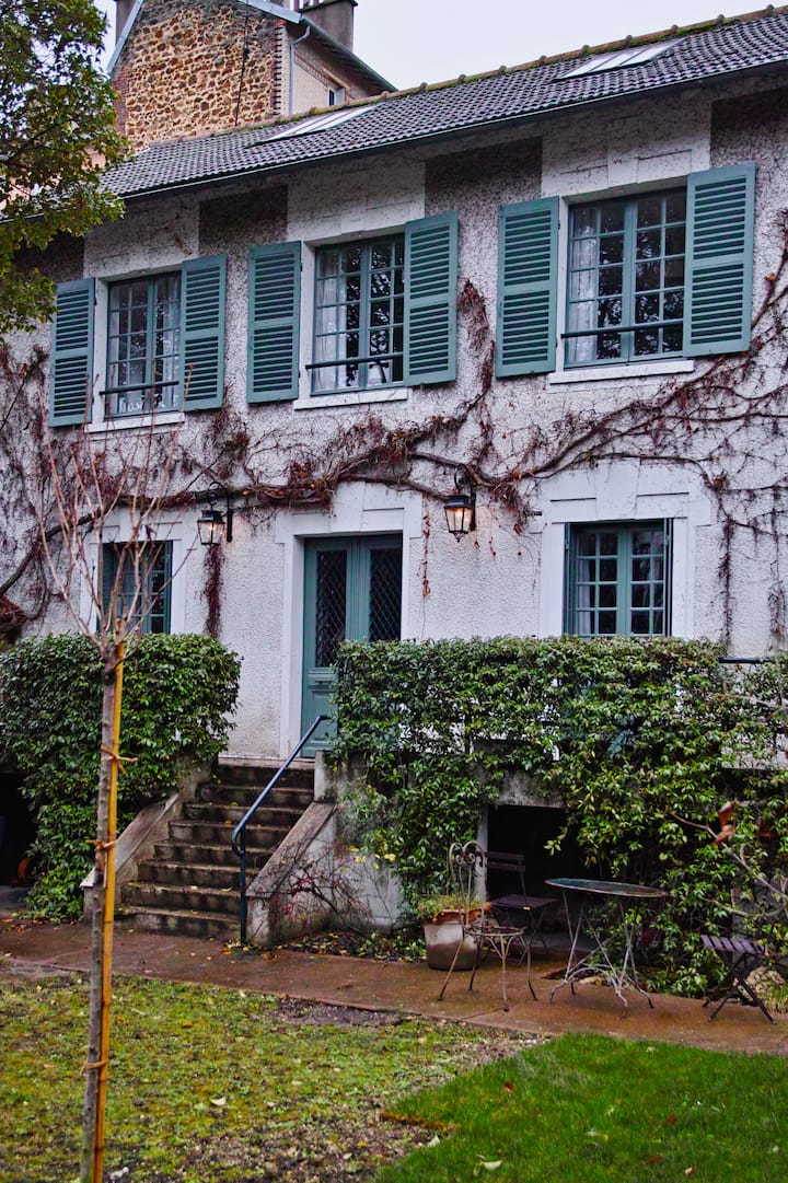 Jolie Maison Comme à La Campagne «La Marantianne» - Courbevoie