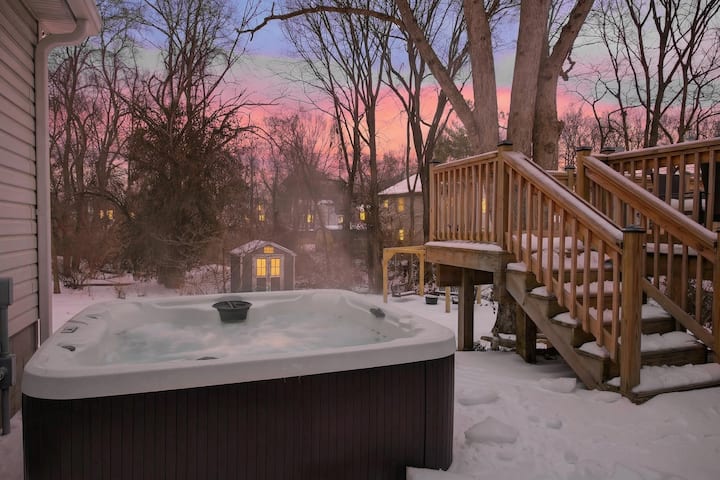 Glow Golf Retreat~ Hot Tub~ Sauna~ Swing Fire Pit - Georgetown, KY