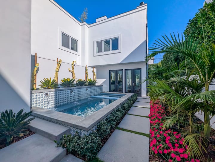 Melrose Place; Private Oasis With A Pool & Spa - Beverly Hills, CA