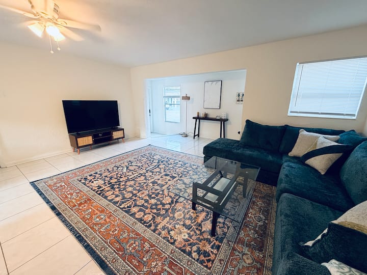 Quiet Home Near Wilton Dr | Sleeps 6 |10 Min Beach - Margate, FL