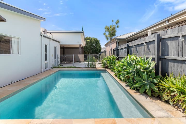 4br Holiday Retreat Near Redcliffe | Bbq & Pool - Redcliffe
