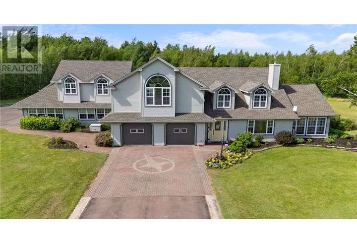 5-acre Spa Retreat: Pool Hot Tub Sauna Steam Room - Prince Edward Island