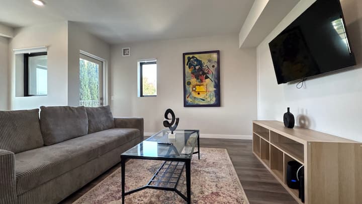 Gorgeous Apartment In Hollywood - West Hollywood, CA