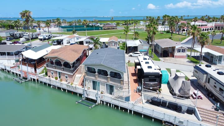 Waterfront Living At Captains Cottage - Port Isabel, TX