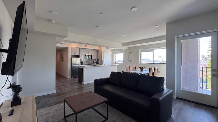 Hollywood Apartment With Parking - Hollywood, CA