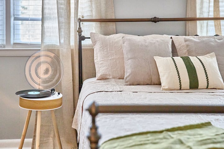 D/t Raleigh-ground Level
Office &
Pet Fenced Area - Raleigh, NC