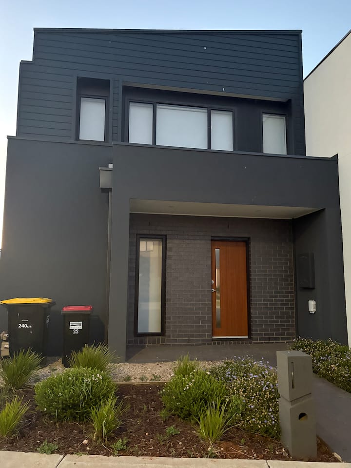 3 Bedroom Upstairs Portion Of The House Available - Melton