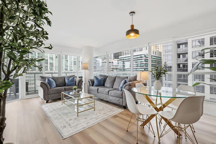 Stylish Downtown Hub +Parking + Gym, Ent. District - Mississauga