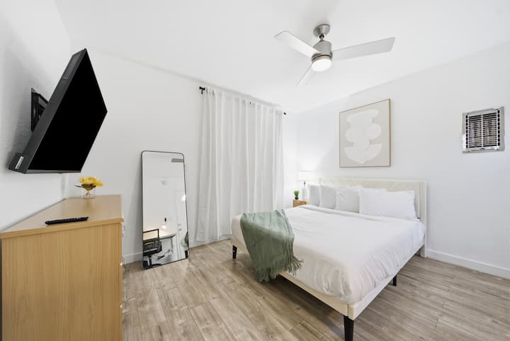 Modern Studio  2-min To Metro  Near Culver City - Culver City, CA
