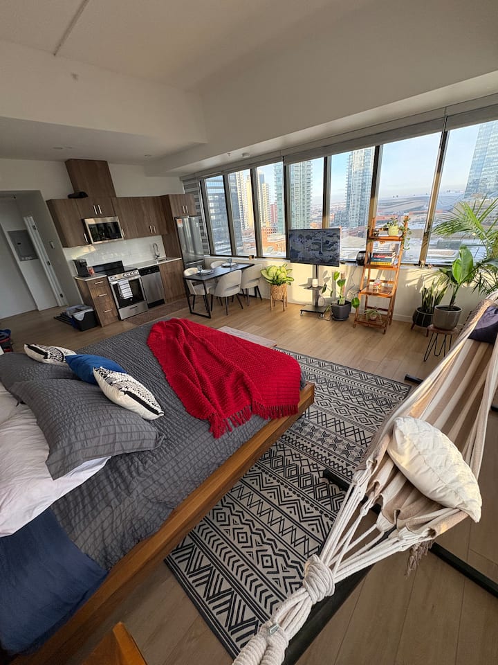 Tropical Jungle Studio | King Bed Downtown + Ac - Edmonton