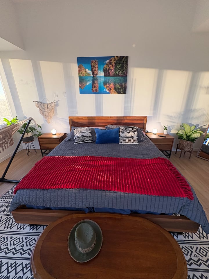 Tropical Jungle Studio | King Bed Downtown + Ac - Edmonton