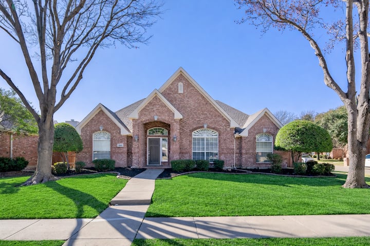 Executive Home In Central Frisco With Pool - Frisco, TX
