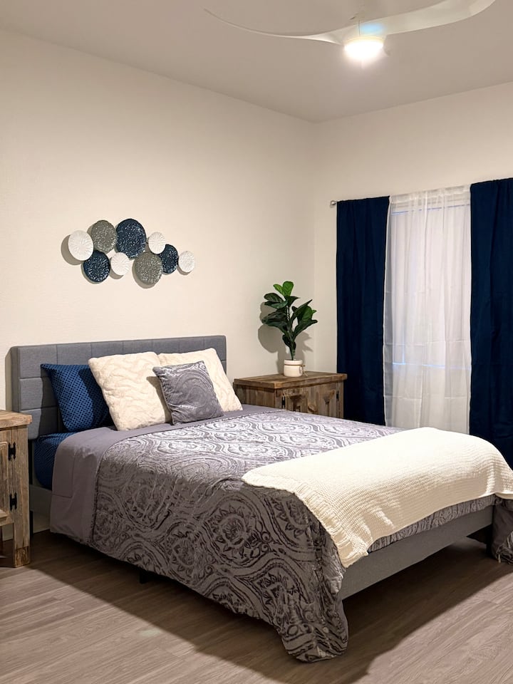 Stylish & Comfy 2/2 Getaway + Prime Location - Las Vegas, NV