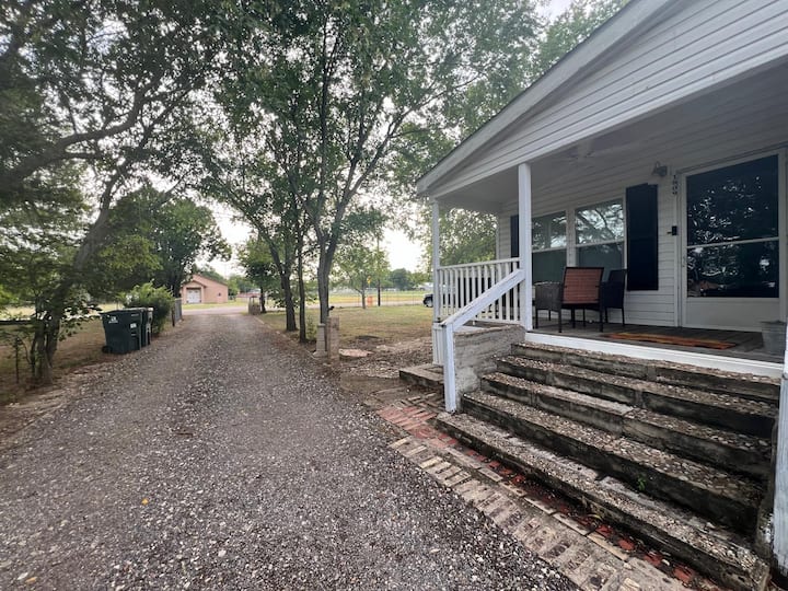 Entire Home In Downtown Bastrop Historic District - Bastrop, TX