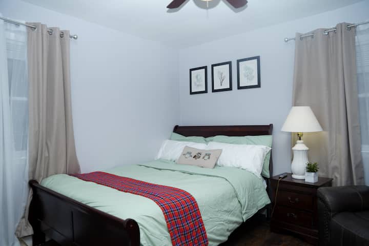 Blossom Home Near Downtown Kalamazoo - Kalamazoo, MI