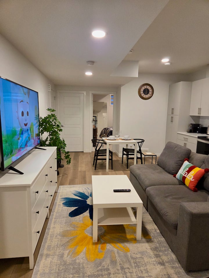 Gorgeous 1- Bedroom Suite In Chappelle Gardens Sw - Edmonton, Canada