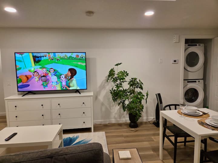 Gorgeous 1- Bedroom Suite In Chappelle Gardens Sw - Edmonton, Canada
