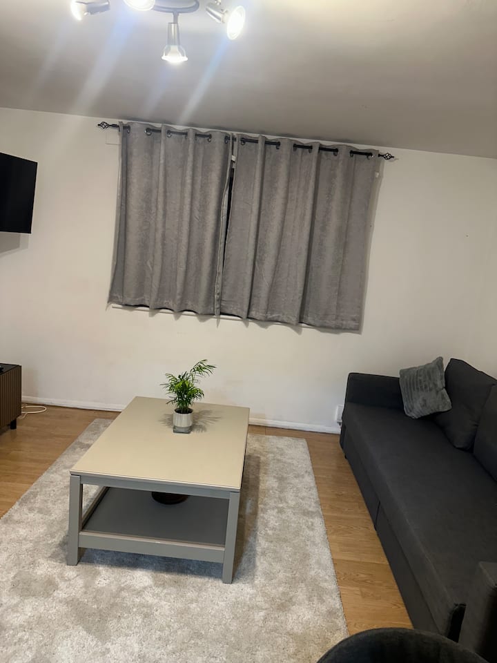 Maya-ama Cosy 2 Bedroom Flat Near Lakeside Mall - Dartford