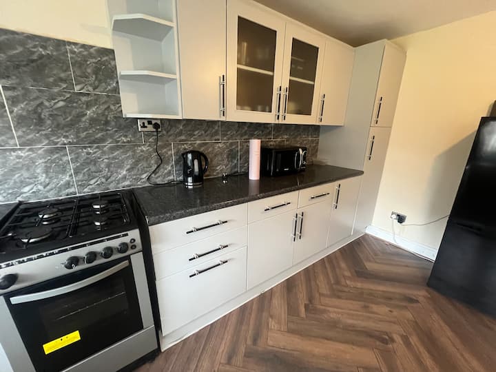 3 Bedroom House, With Driveway Near City Centre - Birmingham