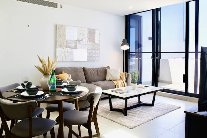 Luxury 3br Apartment | Pool, Gym, Spa & Parking - Sydney