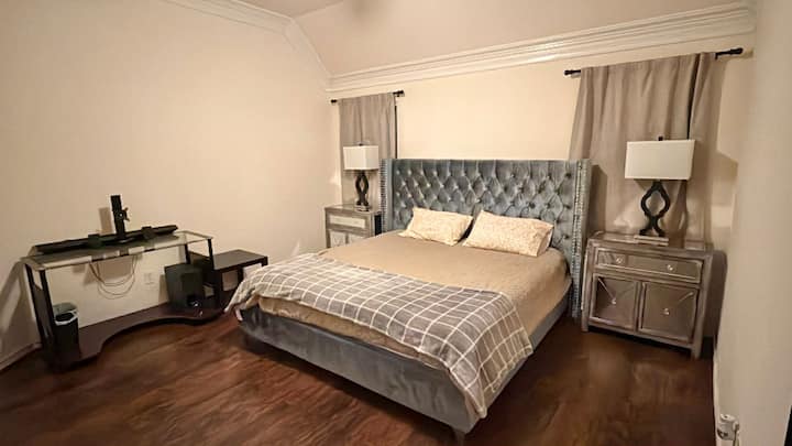 Spacious Cozy King Bed Master Br, Private Bathroom - Houston, TX
