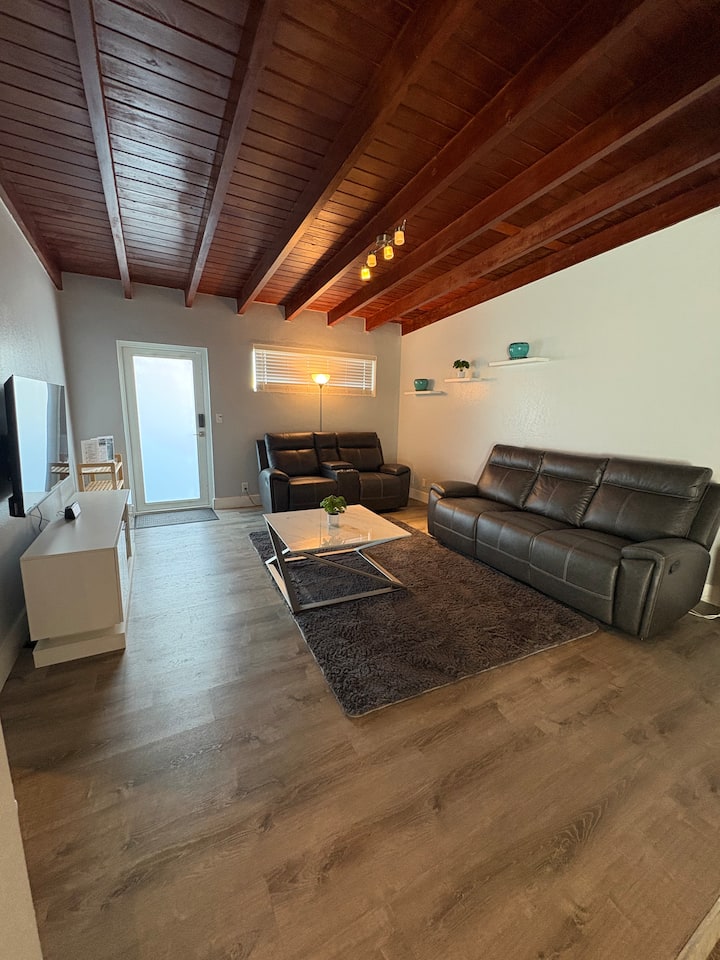 Riverland Retreat • Cozy Home Centrally Located - Fort Lauderdale, FL