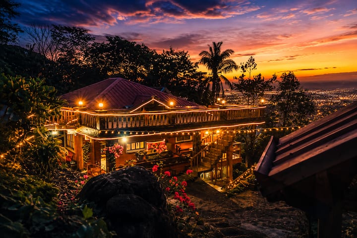 Private Overlooking Villa W/ Batangas City Lights - Batangas