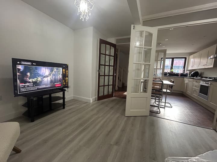 3 Bed Family Home 30 Min To London + Free Parking - Watford