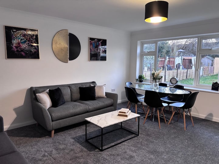 Stylish Sutton Bridge Home I Sleeps 8 I Big Garden - Cambridgeshire